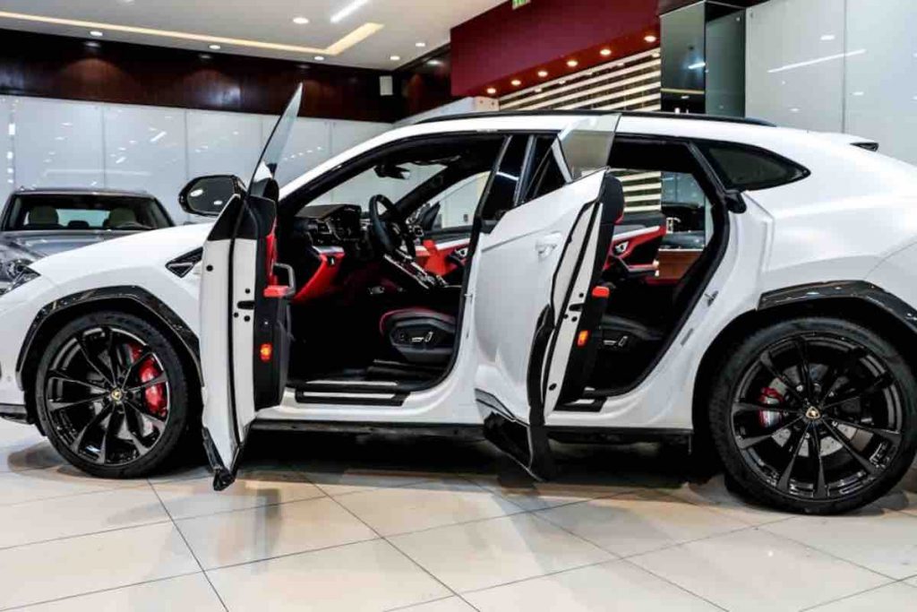 Messi parla italiano, il SUV di Mbappe è mostruoso: le auto dei ...