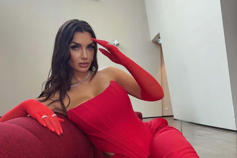 Elettra Lamborghini ha slacciato il costume: è praticamente nuda lì - www.fuoristrada.it
