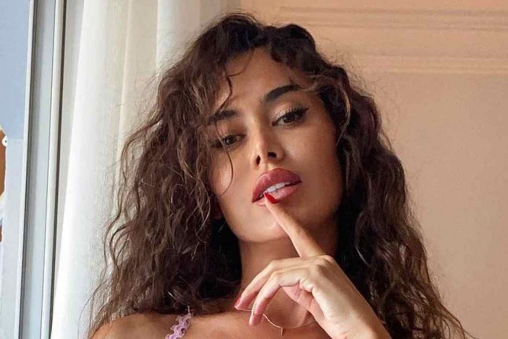 Eva Padlock, show mai visto in intimo rosa: lo scatto è da togliere il ...
