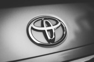 La storia e la leggenda che stanno dietro al simbolo della Toyota